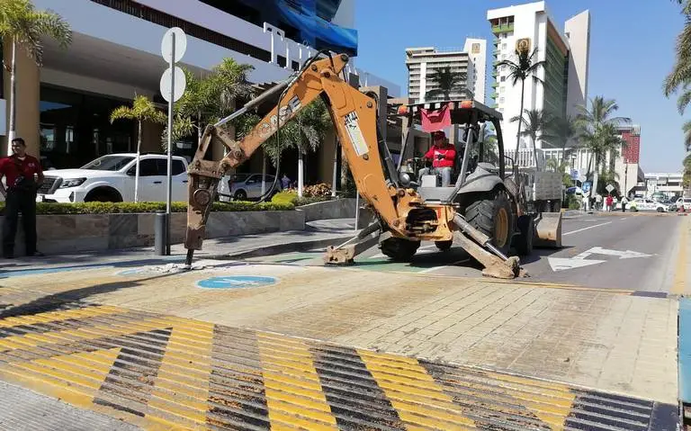 At least 20 road accidents were registered in Zona Dorada with "mega ...