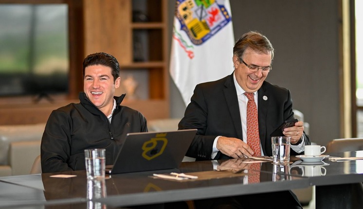 Marcelo Ebrard drives a Tesla in Nuevo León along with governor Samuel ...
