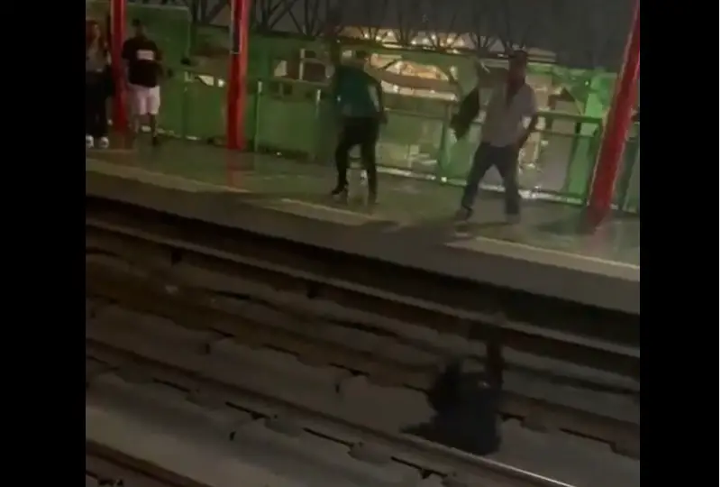Man is pushed onto the subway tracks during a fight in Monterrey (VIDEO ...