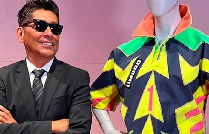 Mexican goalkeeper Jorge Campos receives tribute in France for being a ...