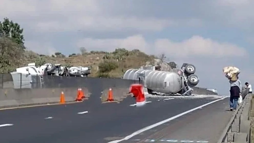 14 hours later! Traffic reopens on Querétaro highway after rollover