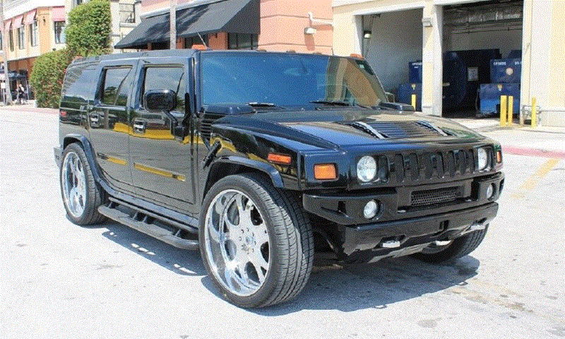 "Viene-viene" caught on camera arriving to work in a luxury SUV
